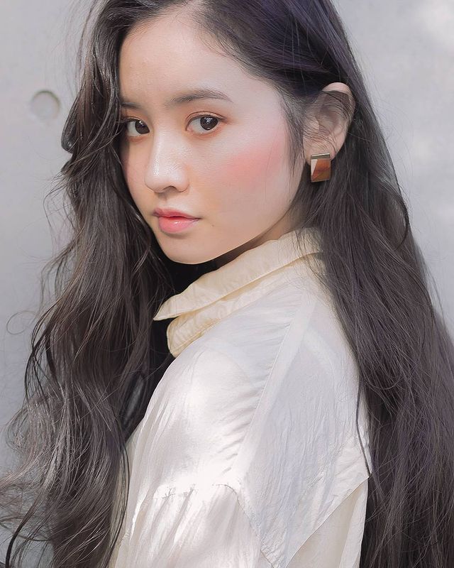 写真 (14枚目) - もう、重たく見えません！こなれ感アリ♡暗髪だけど“垢抜けヘア”14選 - LOCARI（ロカリ）