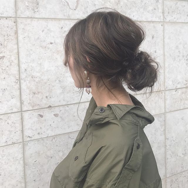 写真 (14枚目) - たっぷりの後れ毛がポイント♡「ルーズなシニヨンアレンジ」6選 - LOCARI（ロカリ）