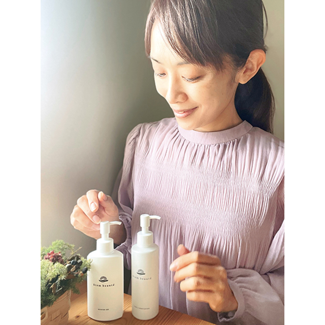 写真 (2枚目) - たった2品で解決！肝斑、昔の日焼けのシミ…40代美魔女5人が頼るコスメセット - LOCARI（ロカリ）