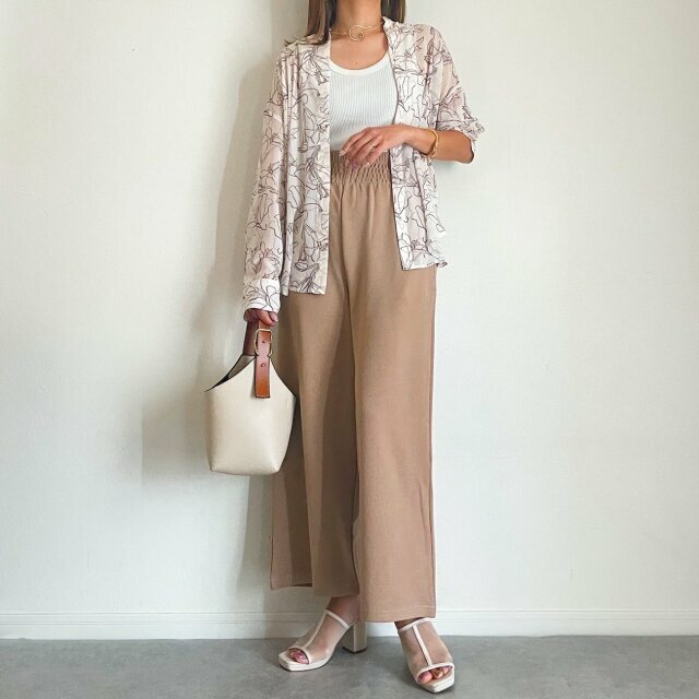 写真 (6枚目) - ユニクロのバズりタンクトップが着方次第で残念に…？！アラフォー女子のNG＆OKコーデ - LOCARI（ロカリ）