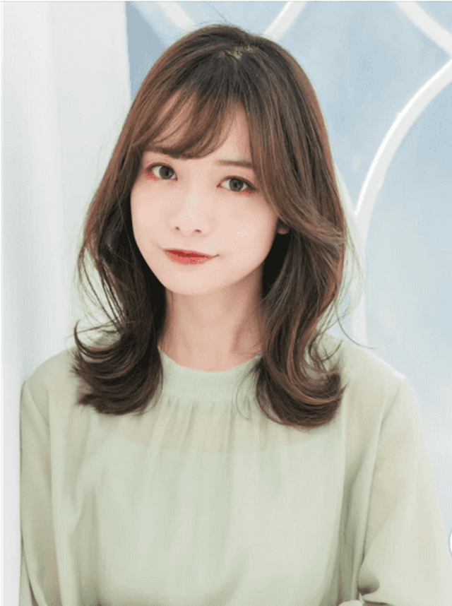 写真 (5枚目) - 面長感が目立ちにくい！小顔効果抜群ミディアムヘア5選〜2023初夏〜 - LOCARI（ロカリ）