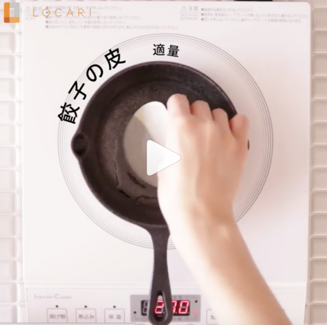 写真 (2枚目) - 余りものも無駄知らず♡“餃子の皮”で簡単お好み焼きレシピ - LOCARI（ロカリ）