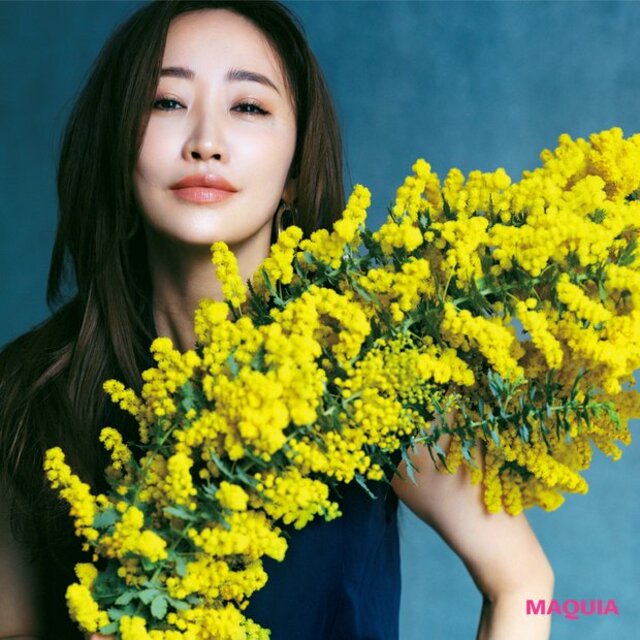 写真 (1枚目) - 神崎 恵さん、教えて！ エイジングQ&A。超多忙でもくすみ知らずの理由は？ - LOCARI（ロカリ）