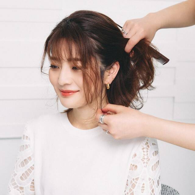 写真 (4枚目) - 40代ボブ垢抜けヘアアレンジ！くせ毛を活かして華やかで若々しい印象に＜ハーフアップ編＞ - LOCARI（ロカリ）