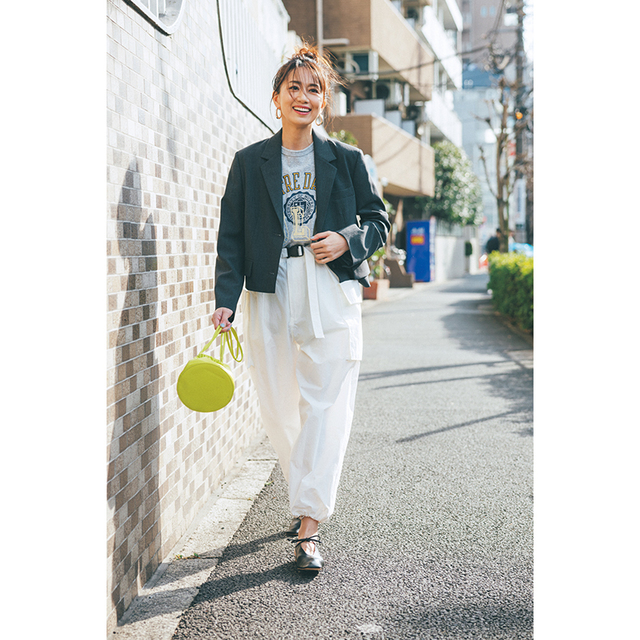 写真 (8枚目) - きれい見え[カーゴパンツコーデ7選]コンサバ派にも！大人に穿くコツとは？ - LOCARI（ロカリ）