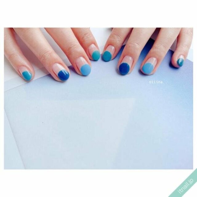 写真 (1枚目) - 「ブルーネイル」でアクティブに過ごそう！おすすめデザイン8選 - LOCARI（ロカリ） - LOCARI（ロカリ）