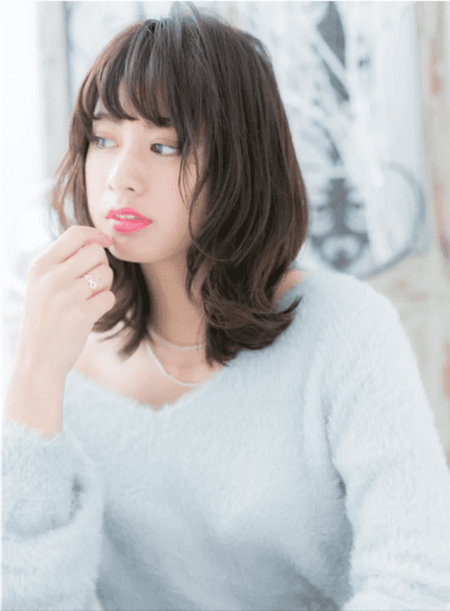 写真 (4枚目) - すっきり小顔見え！大人女子向けミディアムヘア5選〜2023年夏〜 - LOCARI（ロカリ）