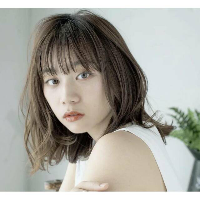 写真 (2枚目) - 40代らしく垢抜ける♡毛量が多い人がすべき「ミディアムヘア」5選 - LOCARI（ロカリ）