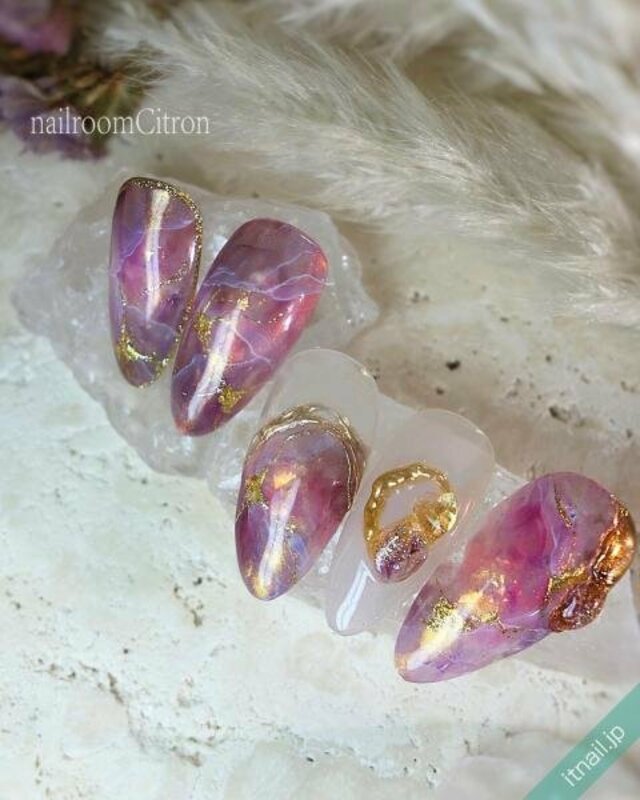 写真 (8枚目) - 可愛くて大人っぽい♡《ピンクパープル》のネイルデザイン10選 - LOCARI（ロカリ） - LOCARI（ロカリ）