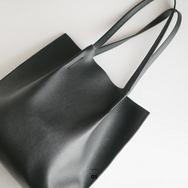 写真 (2枚目) - ミニマリストの鞄の中身を大公開！少数精鋭で身軽な持ちものリスト - LOCARI（ロカリ）