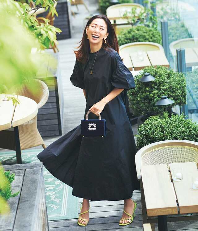 写真 (1枚目) - 夏のお出かけに間違いない！「40代の黒ワンピース」5選 - LOCARI（ロカリ）