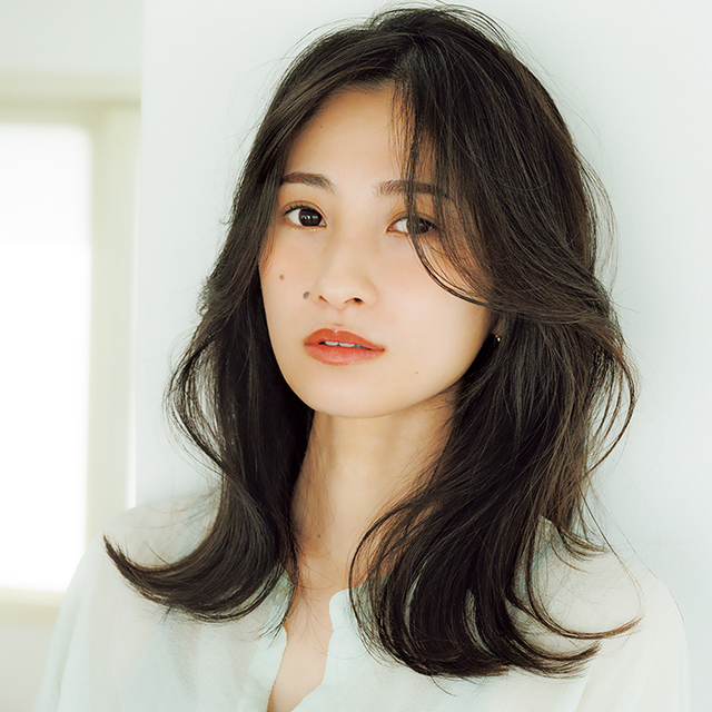 写真 (1枚目) - [40代の2023年最新髪型]たるみや輪郭のもたつきをカバーできる若見えヘア - LOCARI（ロカリ）