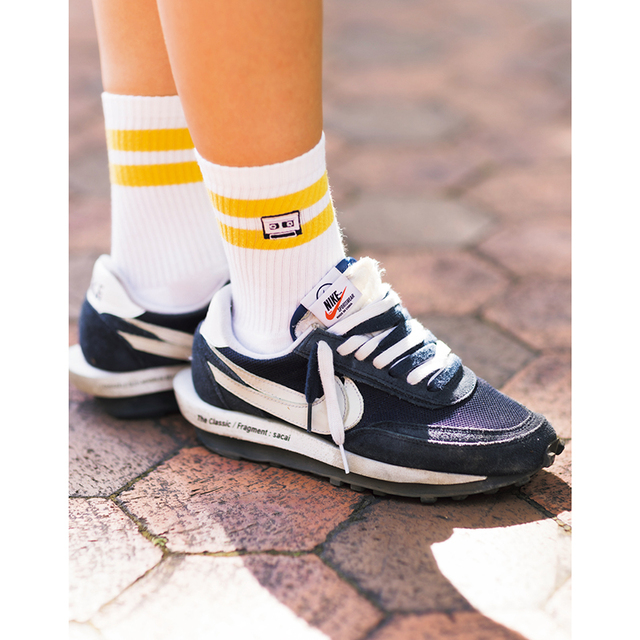 写真 (2枚目) - [最新スニーカーSNAP]オシャレママは“派手ソックス”でトレンド感UP！ - - LOCARI（ロカリ）