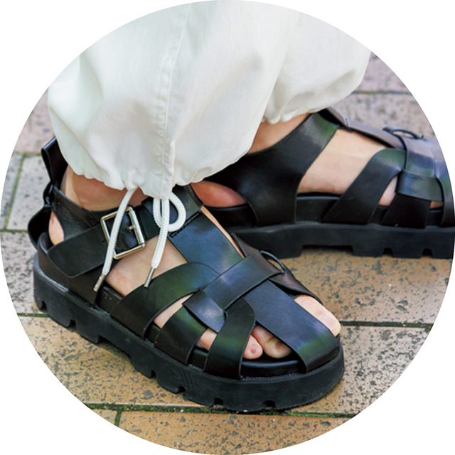 写真 (2枚目) - 『足元ボリューム派』のオシャレSNAP4選！夏の黒でも重たくならないコツは？ - LOCARI（ロカリ）