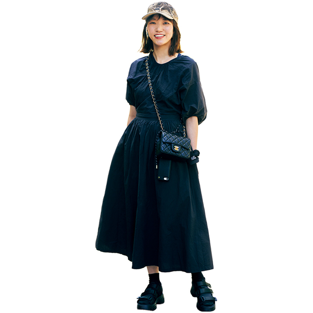 写真 (5枚目) - 『足元ボリューム派』のオシャレSNAP4選！夏の黒でも重たくならないコツは？ - LOCARI（ロカリ）