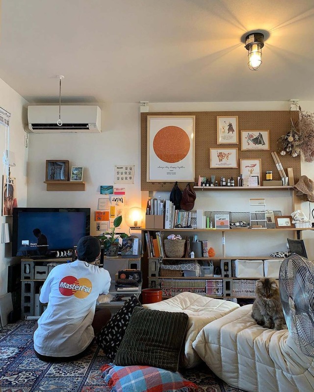 写真 (2枚目) - DIYのディスプレイスペースを楽しく飾る。二人暮らしの1LDKインテリア - LOCARI（ロカリ）