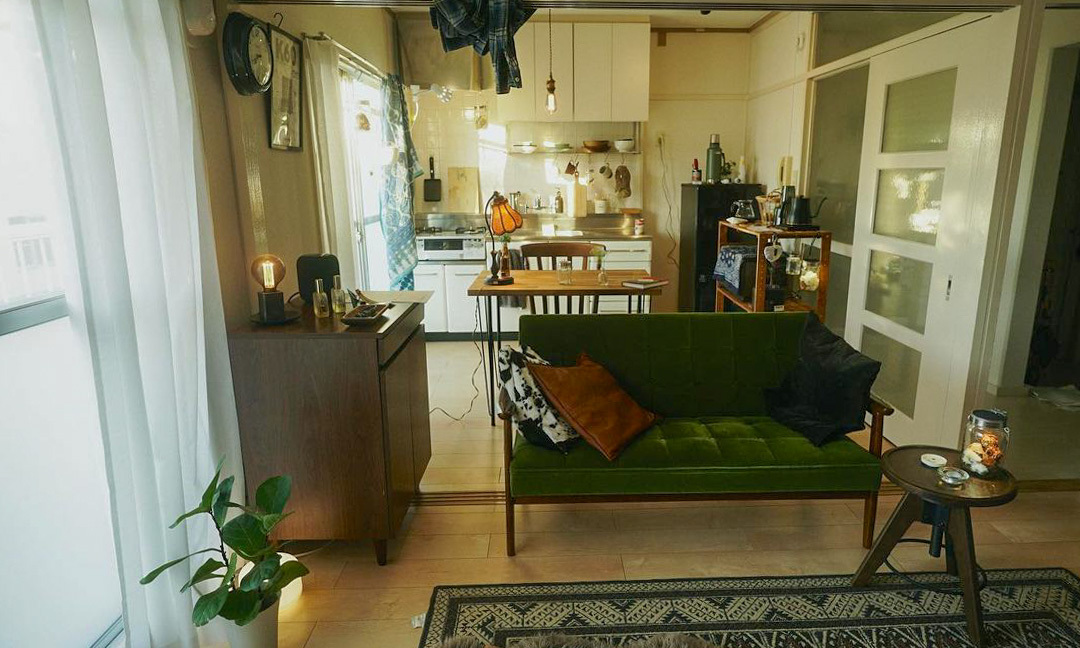 築53年の団地に一人暮らし。レトロさを活かして暮らす2DKインテリア [私らしく暮らす] - LOCARI（ロカリ）