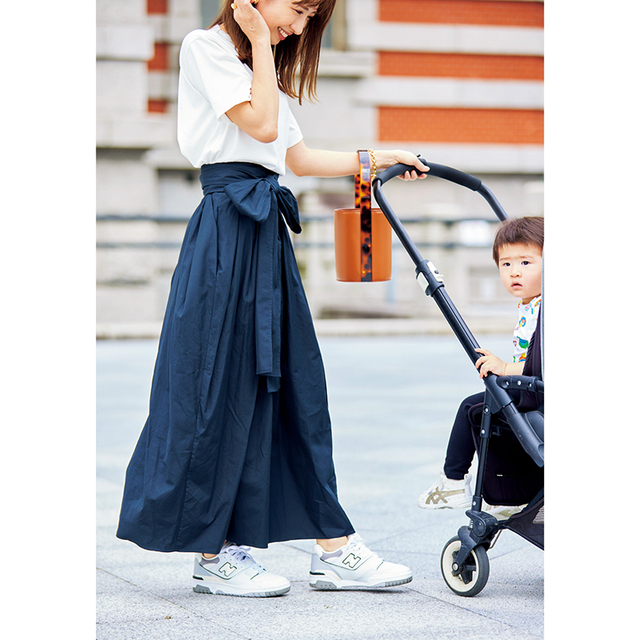 写真 (2枚目) - 真似したい『スカートコーデ』6選！夏服ベースで秋めく関西ママのオシャレ技 - LOCARI（ロカリ）