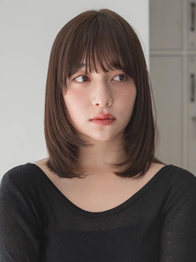 写真 (1枚目) - [30代・40代に似合う髪型]目力アップと小顔を叶える！ グレージュカラーのミディアムヘア - LOCARI（ロカリ）