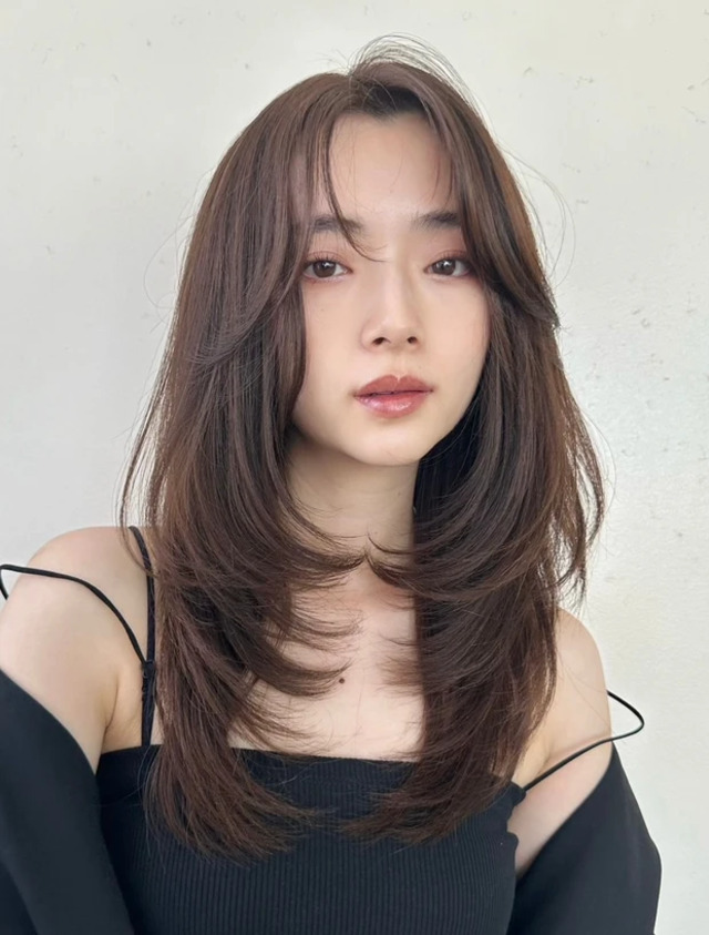 写真 (1枚目) - [2023年大人の冬ヘア]カジュアルにもエレガントにも決まる、おしゃれなレイヤーセミロング - LOCARI（ロカリ）