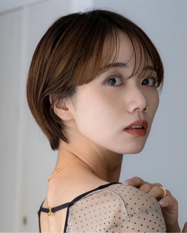 写真 (2枚目) - [小顔効果抜群の髪型]30代・40代に似合うアッシュカラーで作る！ - LOCARI（ロカリ）