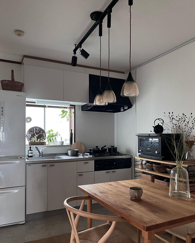 必要なものだけのシンプルな暮らしに、古道具やグリーンを取り入れて。一人暮らしの2DKインテリア - LOCARI（ロカリ）