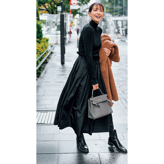 写真 (2枚目) - 青木裕子さんの[お出かけ黒コーデ4選]ママ友ランチは“ちょい甘め”が鉄板！ - LOCARI（ロカリ）