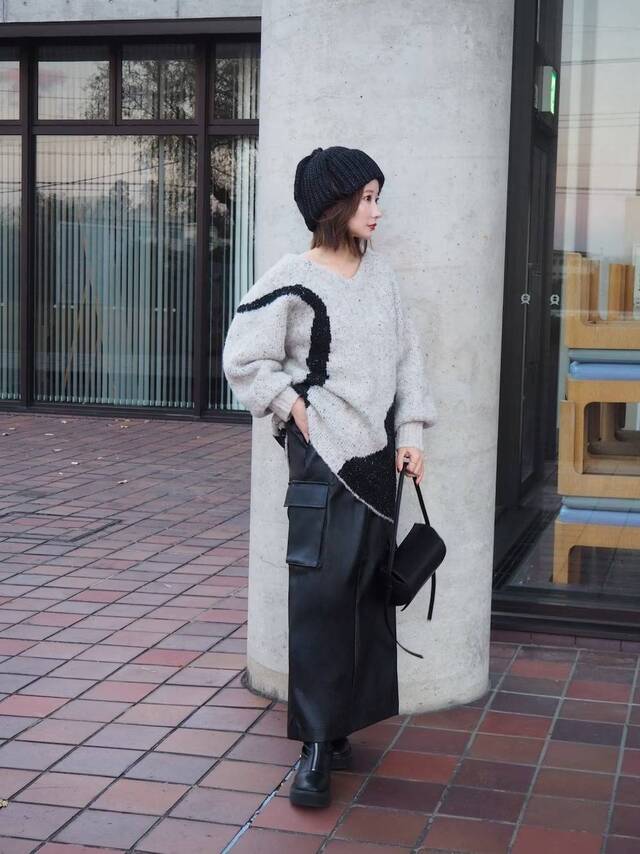 写真 (1枚目) - [黒スカート]これは知らなきゃ損……。色気が溢れる1月コーデ術5選 - LOCARI（ロカリ）