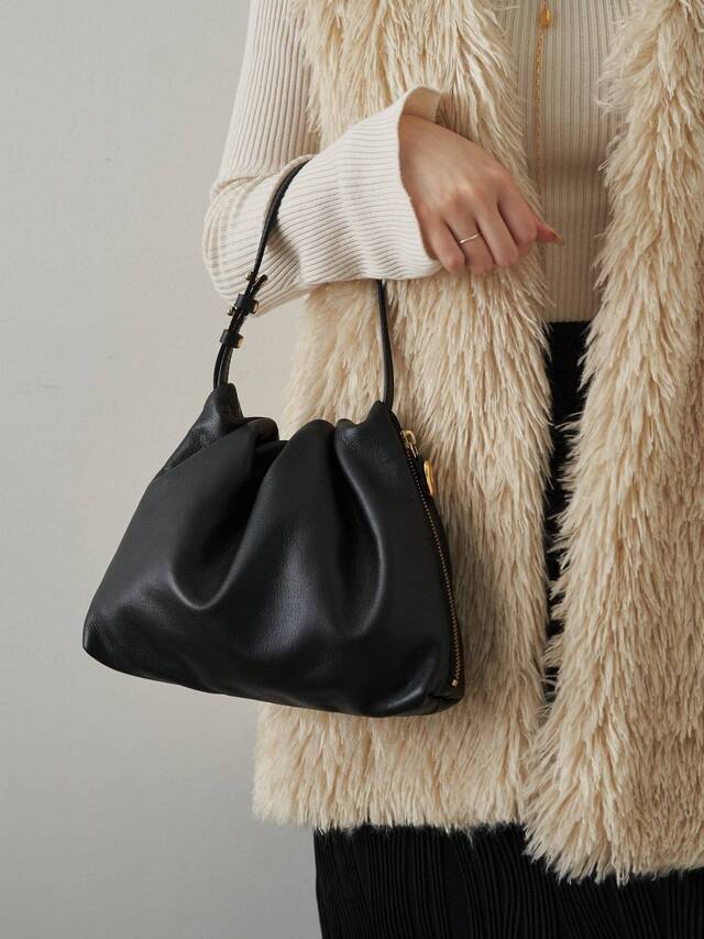 写真 (5枚目) - [40代]冬の大人カジュアルコーデに 知らなきゃ損の神バッグ5選 - LOCARI（ロカリ）