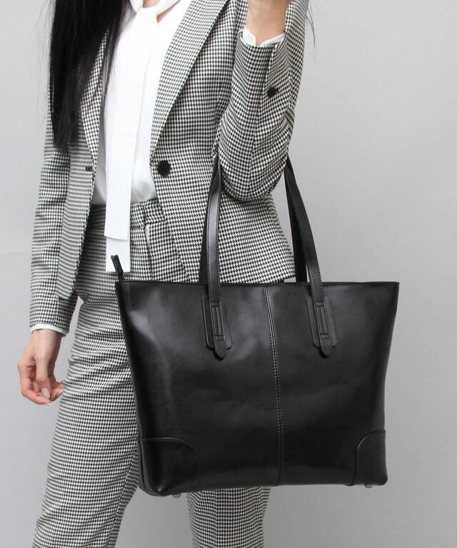 写真 (1枚目) - [2024年]40代コーデが垢抜ける！買わなきゃ損の最強「黒バッグ」5選 - LOCARI（ロカリ）