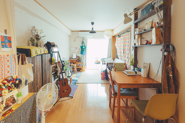 写真 (2枚目) - 暮らしに合わせて色合いを足していく。2LDK・44㎡二人暮らしのインテリア - LOCARI（ロカリ）