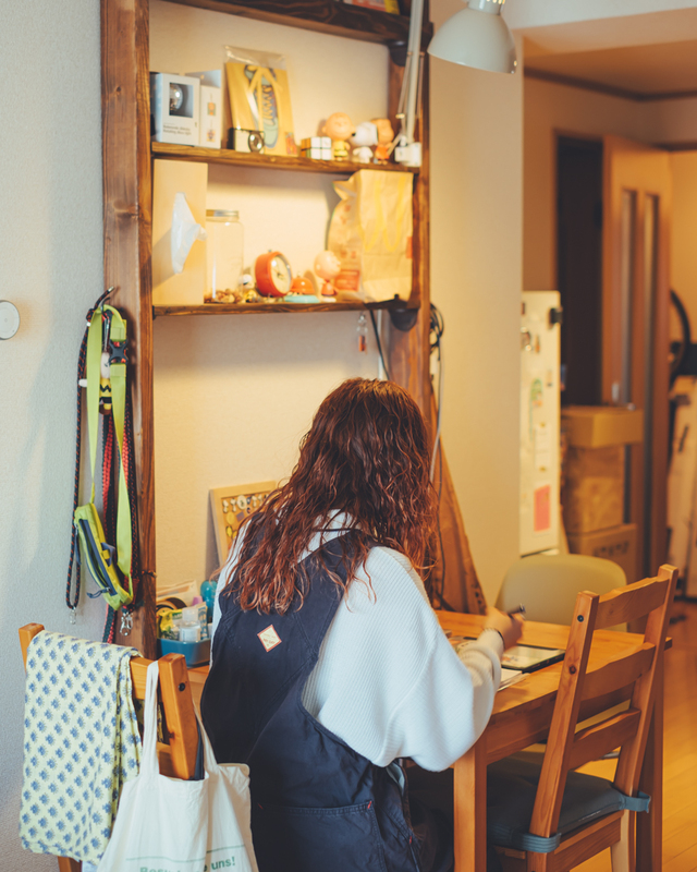 写真 (8枚目) - 暮らしに合わせて色合いを足していく。2LDK・44㎡二人暮らしのインテリア - LOCARI（ロカリ）