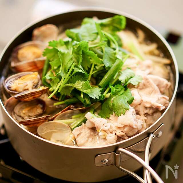 写真 (12枚目) - 栄養満点で手軽な鍋料理♡毎日食べたい絶品鍋レシピ12選 - LOCARI（ロカリ） - LOCARI（ロカリ）