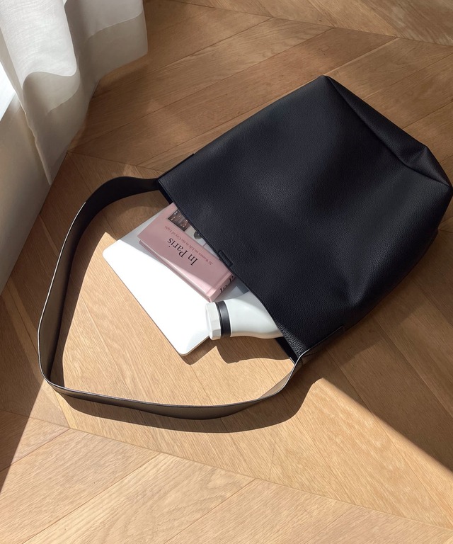 写真 (3枚目) - 働く大人の相棒！A4サイズ収納可能な「斜め掛けバッグ」11選 - LOCARI（ロカリ）