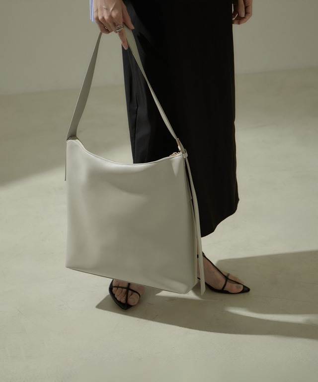 写真 (14枚目) - 働く大人の相棒！A4サイズ収納可能な「斜め掛けバッグ」11選 - LOCARI（ロカリ）