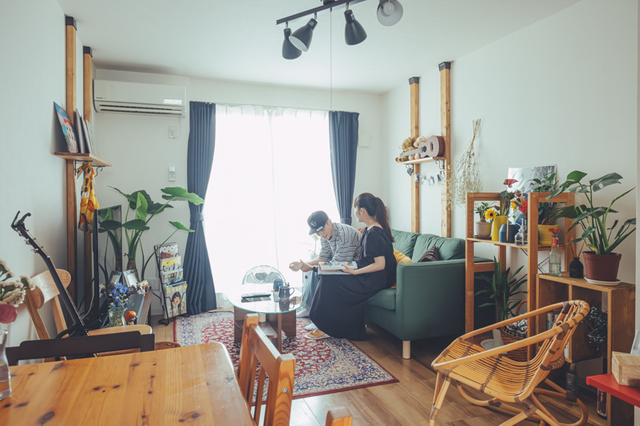 写真 (1枚目) - 二人でも友人と一緒でも楽しめる。思い出が増えていく1LDK・53㎡の二人暮らしインテリア - LOCARI（ロカリ）