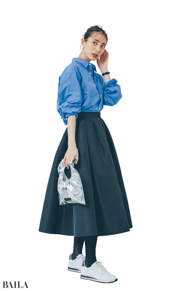 写真 (4枚目) - [行き先別スニーカーコーデ5選]通勤から旅行まで、どんなシーンでも毎日スニーカーが活躍！ - LOCARI（ロカリ）