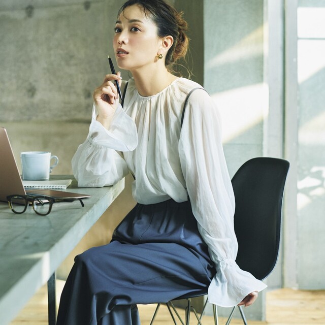 写真 (4枚目) - チュール、タイ付きetc. 1枚あると便利な春の「お助けブラウス」10選 - LOCARI（ロカリ）