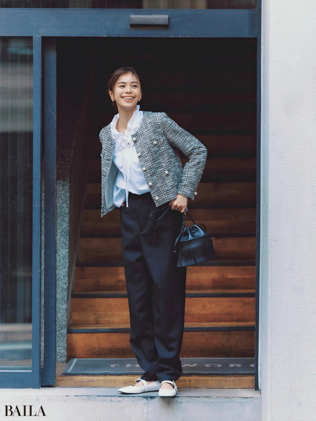 写真 (1枚目) - [モノトーンコーデ5選]春に着たいジャケット、ジレで！定番モノトーン、今年はどう着る？ - LOCARI（ロカリ）