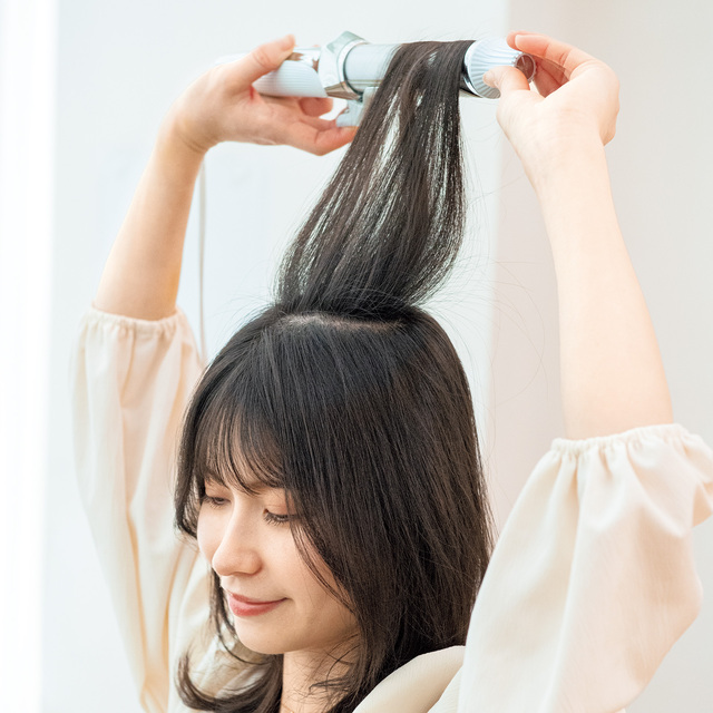 写真 (4枚目) - [40＆50代ヘアカタログ]髪のうねりを解決！「大人の最新ミディアム」 - LOCARI（ロカリ）