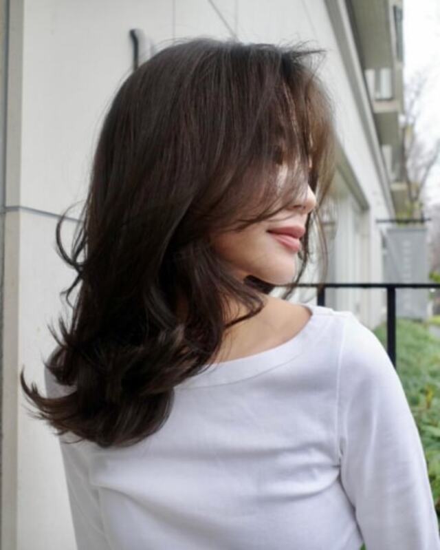 写真 (1枚目) - さり気なくおしゃれで若見え効果大。大人世代に似合う[最旬ミディアムヘア] - - LOCARI（ロカリ）