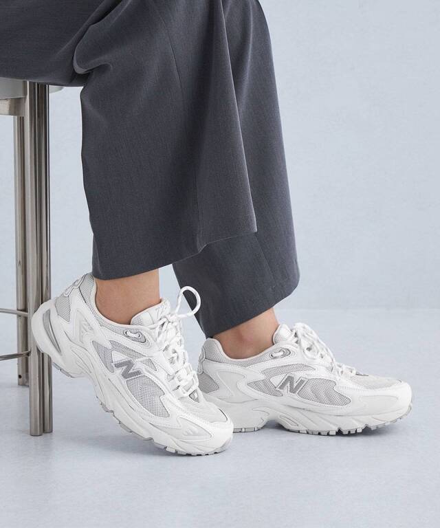 写真 (1枚目) - 40代大人コーデにすんなり馴染む！[2024年春]に買うべき「スニーカー」5選 - LOCARI（ロカリ）