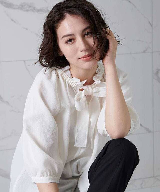 写真 (4枚目) - [Honeys]今買って長く使える！40代大人女子に激推ししたい「トップス」5選 - LOCARI（ロカリ）