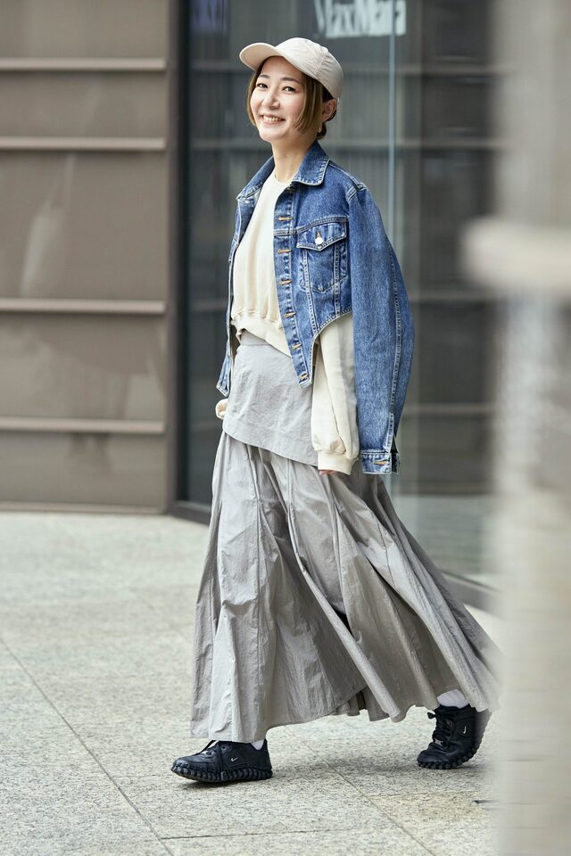 写真 (6枚目) - [ニューバランス、ナイキ…]スカートと合わせる40代のスニーカー旬コーデ5選 - LOCARI（ロカリ）