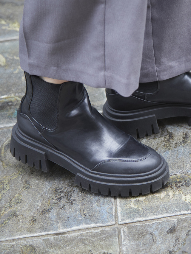 写真 (4枚目) - [ユニクロ＆GUの名品も]春もグレーパンツブーム続行！ポイントは？ - LOCARI（ロカリ）