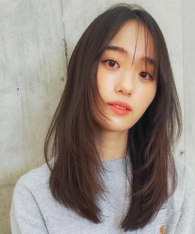 写真 (1枚目) - [30代-40代・前髪あり×軽やかレイヤーヘアランキング]ロングヘア - LOCARI（ロカリ）