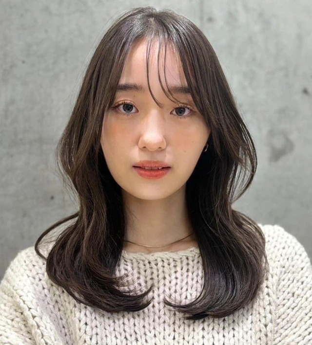 写真 (2枚目) - [30代-40代・前髪あり×軽やかレイヤーヘアランキング]ロングヘア - LOCARI（ロカリ）