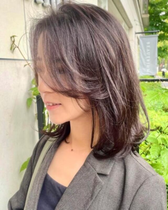 写真 (2枚目) - マイナス5歳見え効果も。透け感たっぷりに仕上げる[最旬きれいめヘア] - LOCARI（ロカリ）