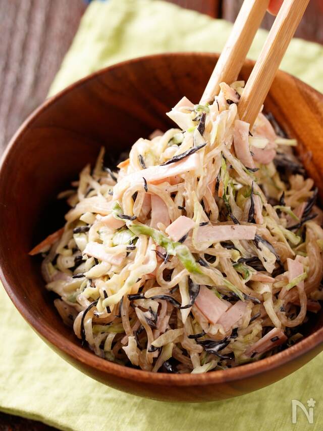 写真 (2枚目) - ぷりぷり食感がたまらない♡神コスパ＆やみつき「こんにゃくおかず」12選 - LOCARI（ロカリ）