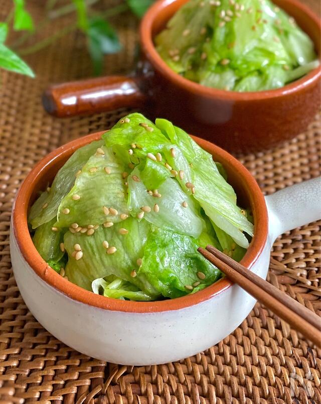 写真 (1枚目) - やみつきになるおいしさ♡レタスがまるっとなくなる「簡単サラダ＆副菜レシピ」12選 - LOCARI（ロカリ）